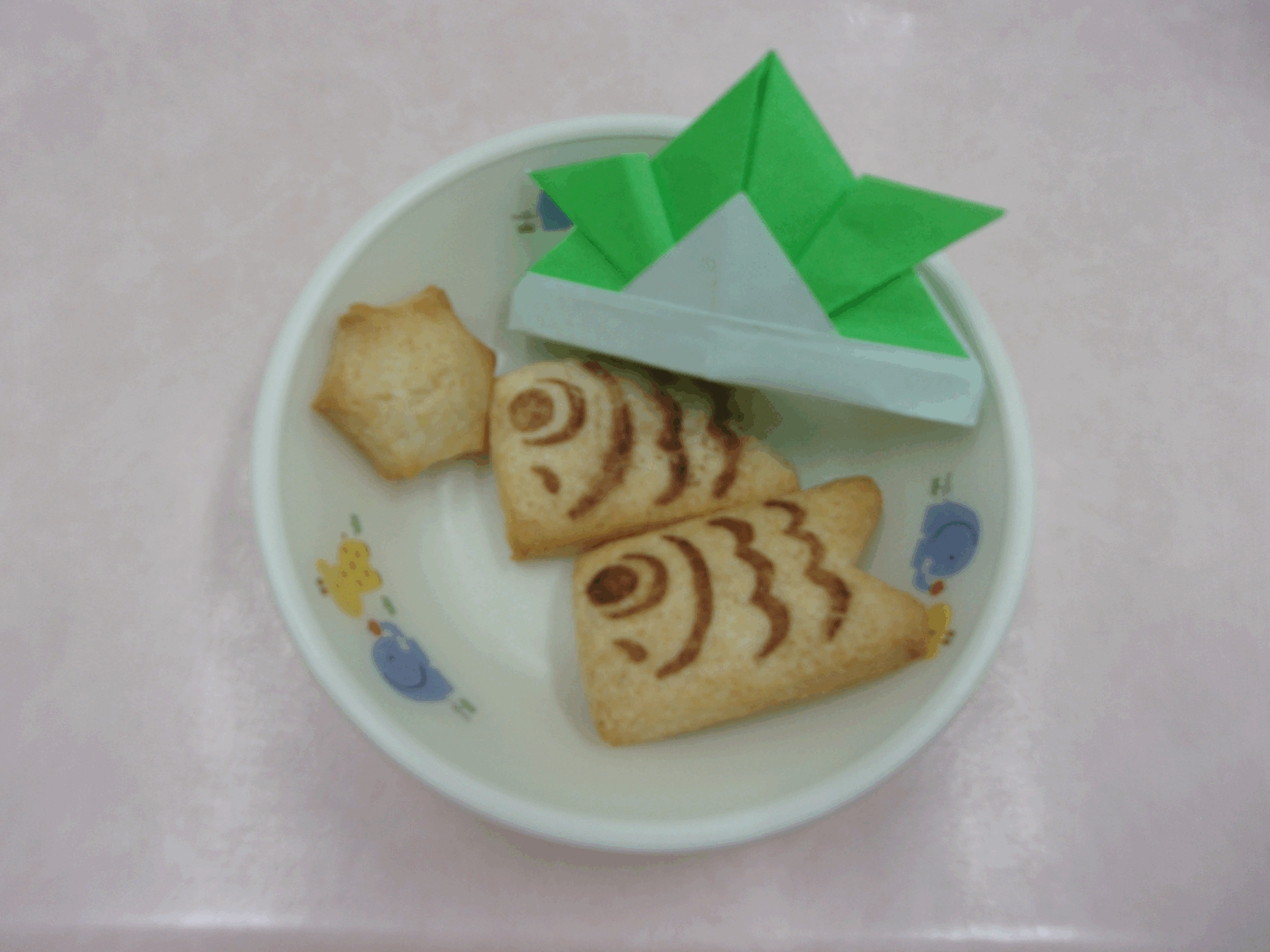 お皿の中には こいのぼり | COCORO（認定こども園・保育園・保育ルーム）